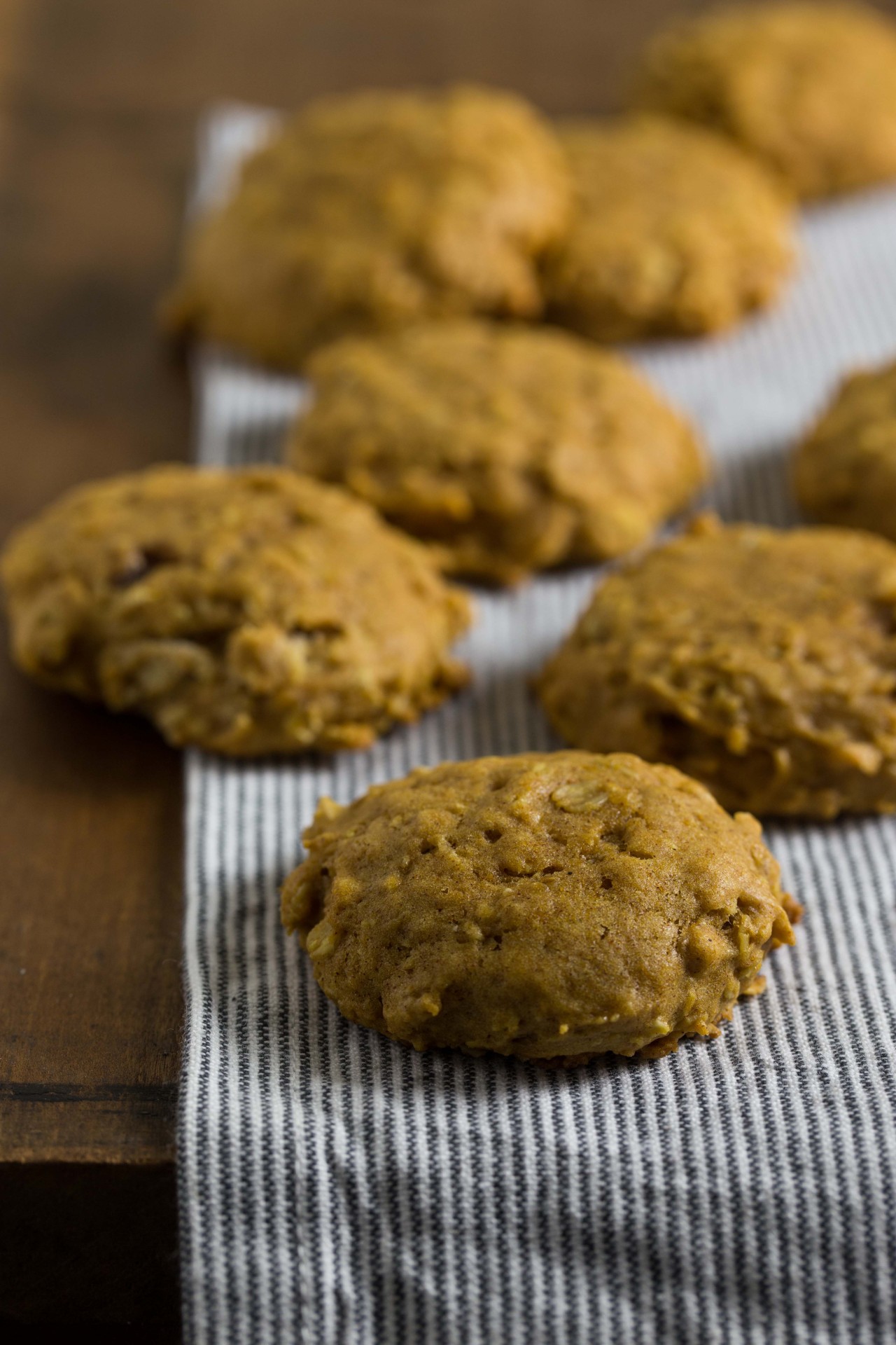 Pumpkin Spice Oatmeal Cookies {No-Mixer} - Overtime Cook