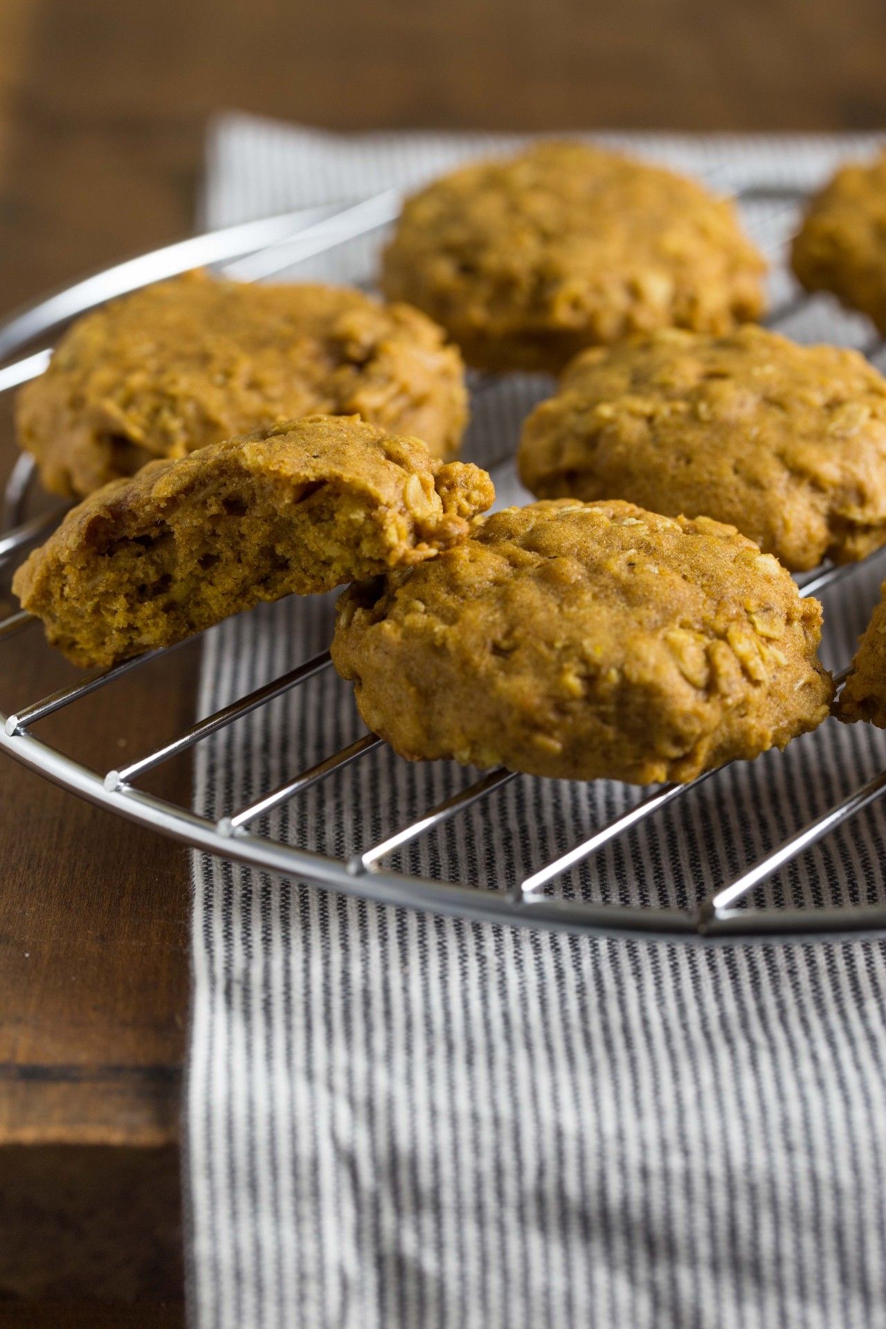 Pumpkin Spice Oatmeal Cookies {No-Mixer} - Overtime Cook